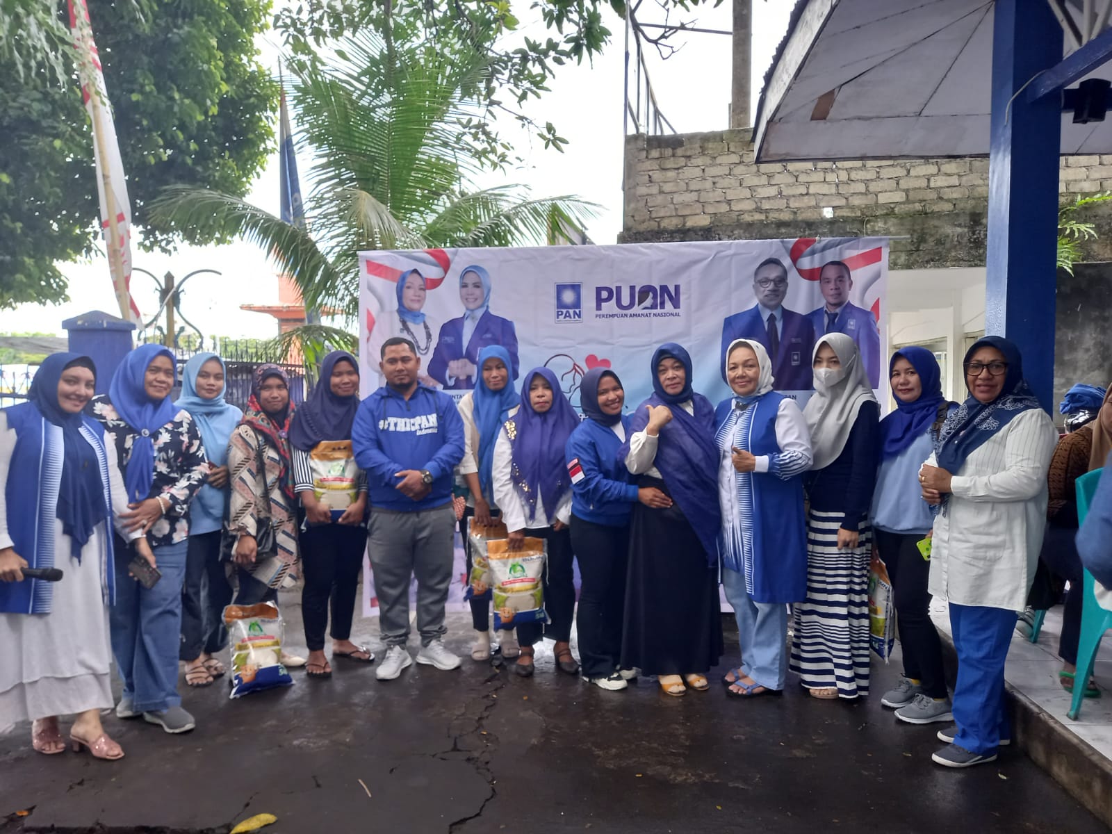 Momen Spesial di Hari Ibu, DPW PUAN Malut Berbagi Sembako - Poskomalut.com